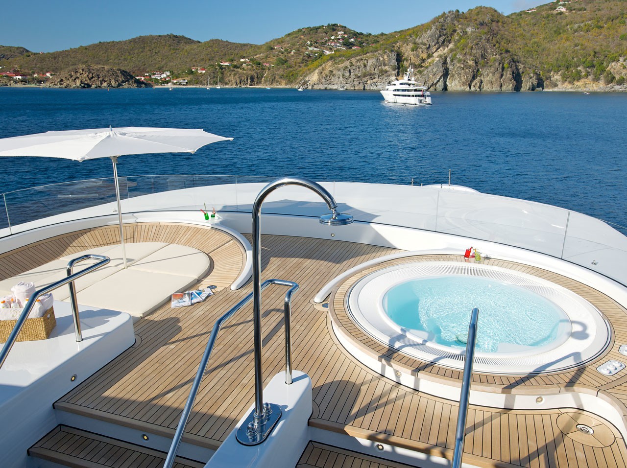 Yacht VIVE LA VIE, Lurssen | CHARTERWORLD Luxury Superyacht Charters